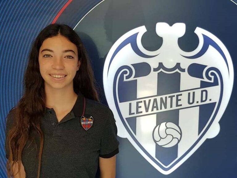 La granota Anna Álvarez debuta con España Sub-15 - Valencia Base