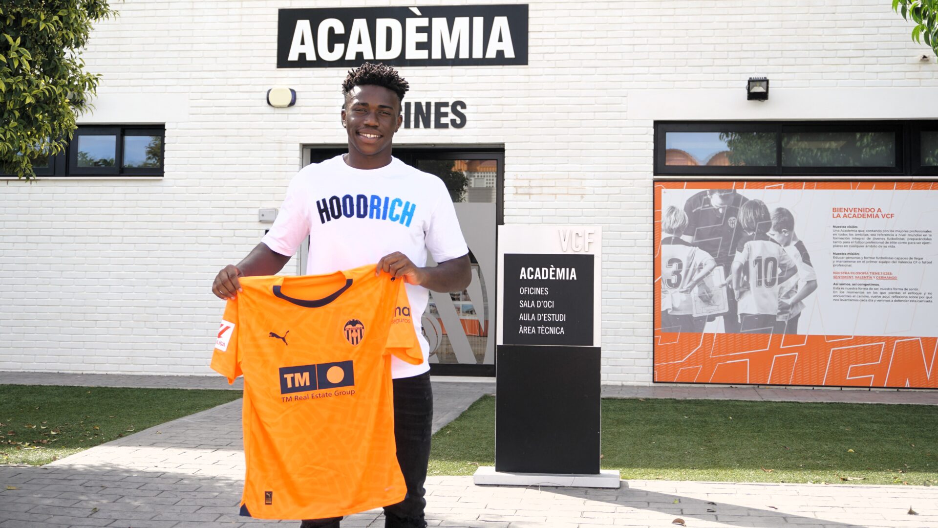 David Otorbi renueva su vinculación con el Valencia CF - Valencia Base