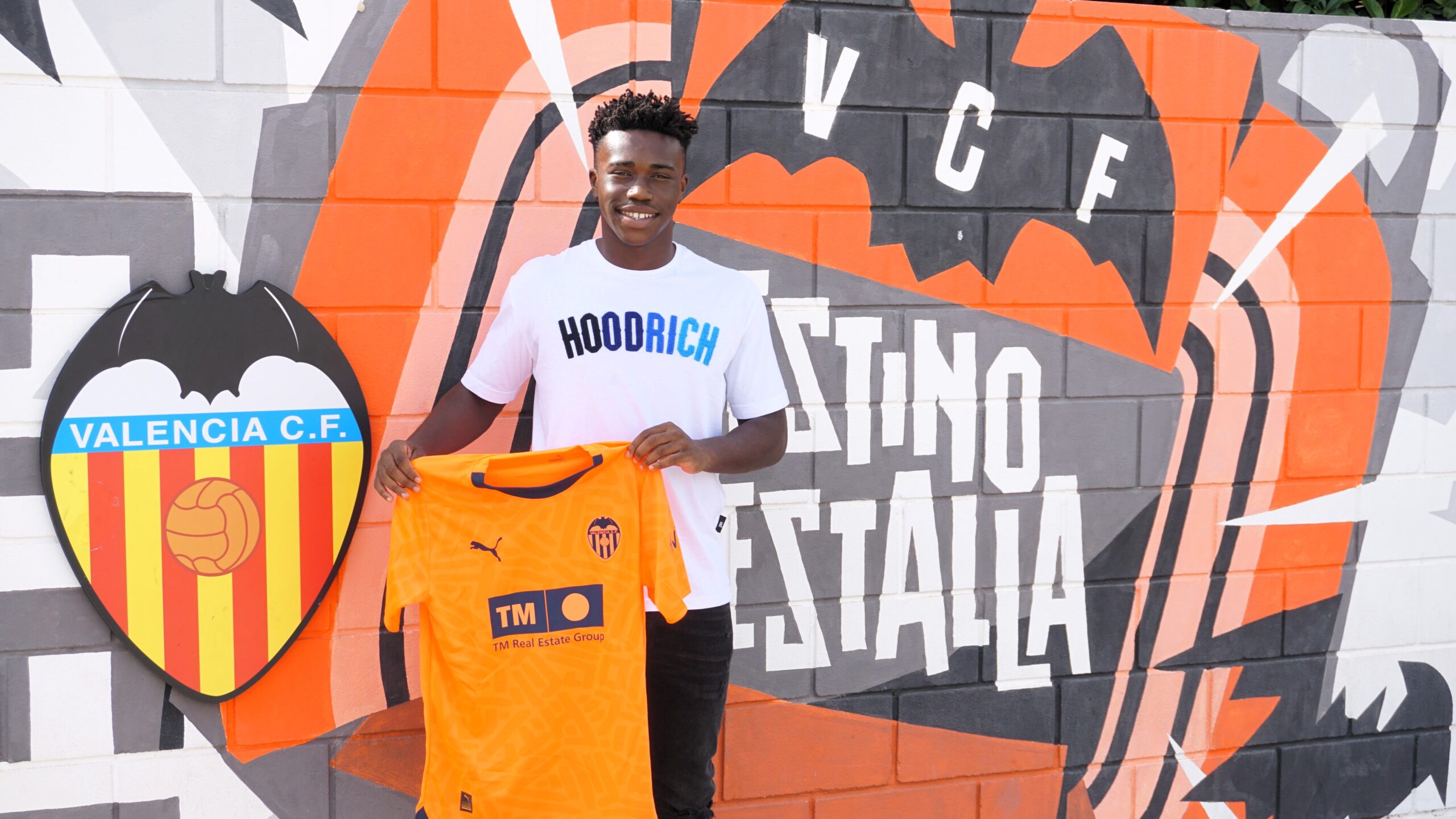 David Otorbi renueva su vinculación con el Valencia CF - Valencia Base