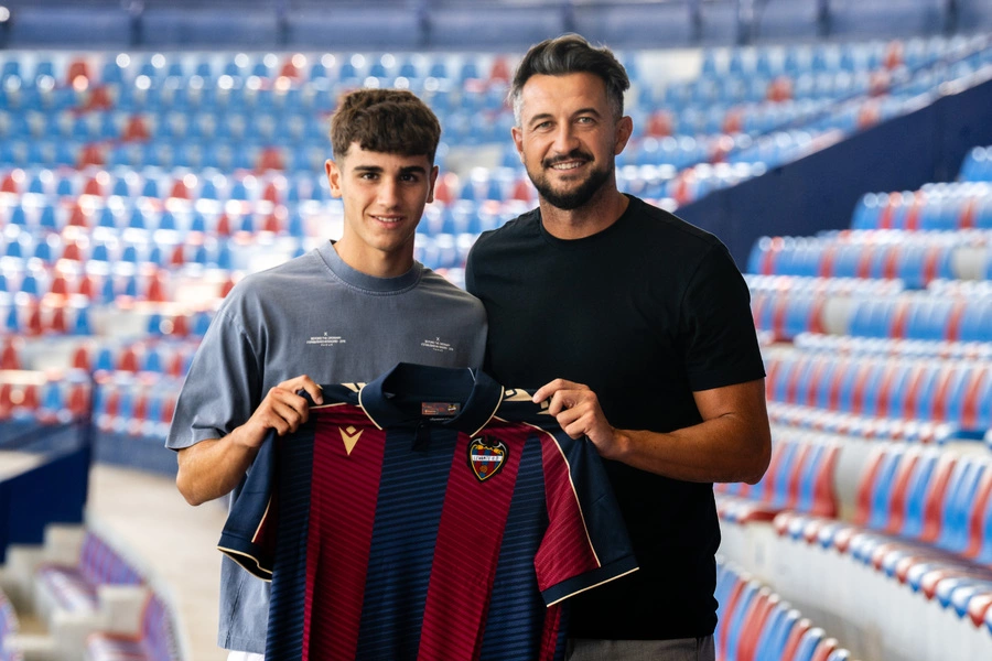Nacho Pérez extiende su relación con el Levante UD - Valencia Base
