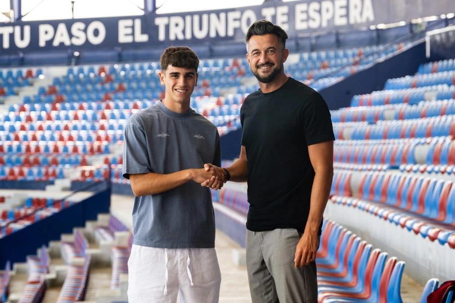 Nacho Pérez extiende su relación con el Levante UD - Valencia Base